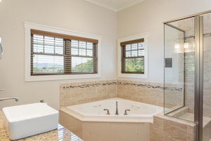 Regal Vistas 2 Bedroom Presidential Condo with Spa Tub/Full Kitchen | Casa de banho | Um secador de cabelo, toalhas fornecidas, sabão, papel higiénico
