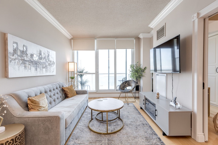 Waterfront Condo At Prime Harbourfront Location - Toronto