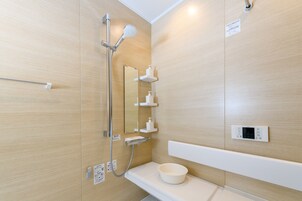 Quarto Twin Básico | Casa de banho | Um polibã e uma banheira separados, artigos de higiene pessoal grátis