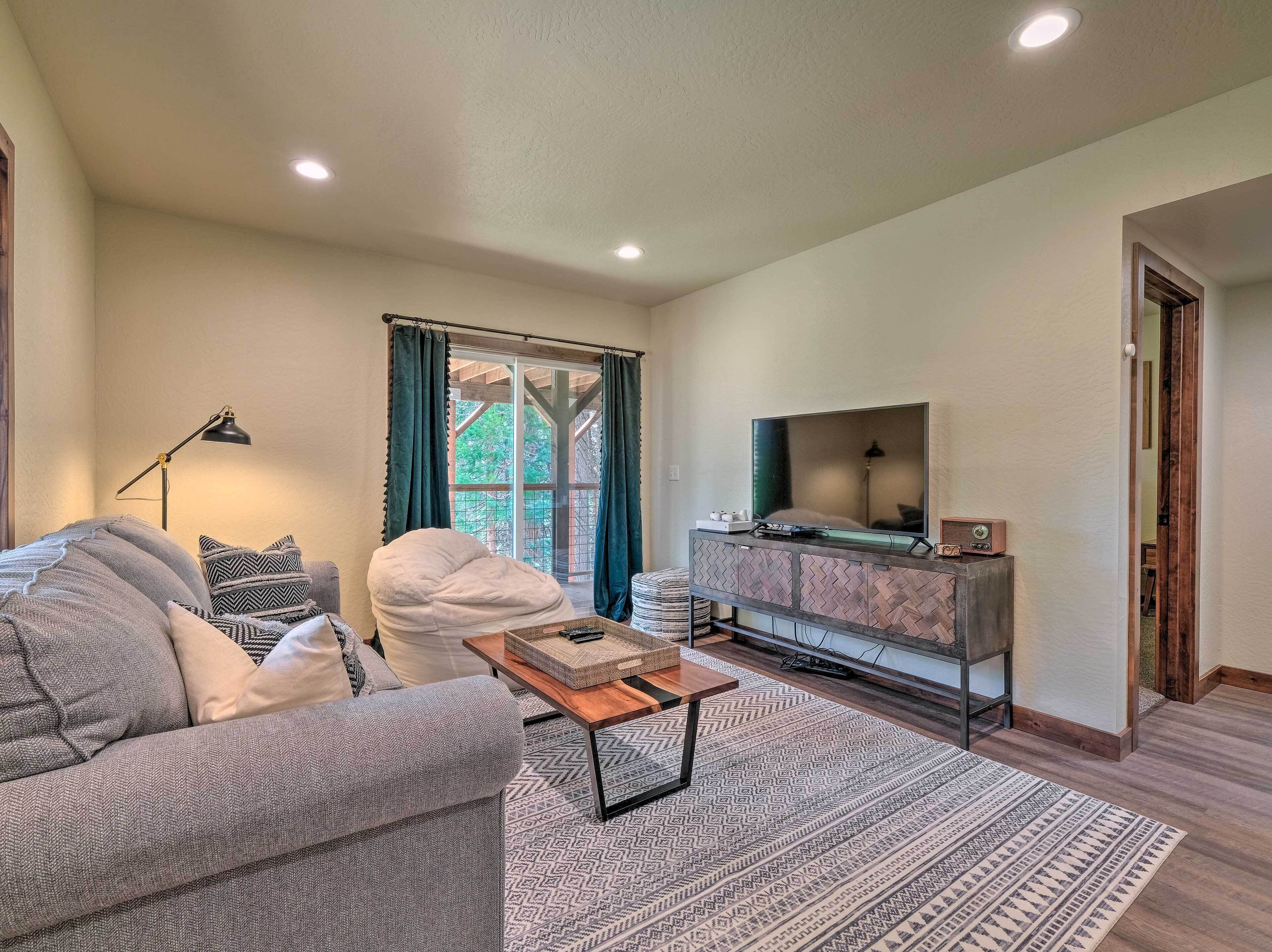 Woodsy Retreat: Modern Mi-wuk Village Cabin! - Yosemite