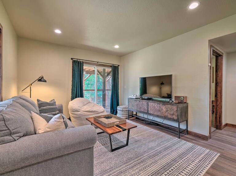 Woodsy Retreat: Modern Mi-wuk Village Cabin! - Yosemite