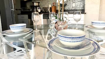 Apartamento (2 Bedrooms) | Cozinha privada | Um micro-ondas, um forno, uma placa de cozinha