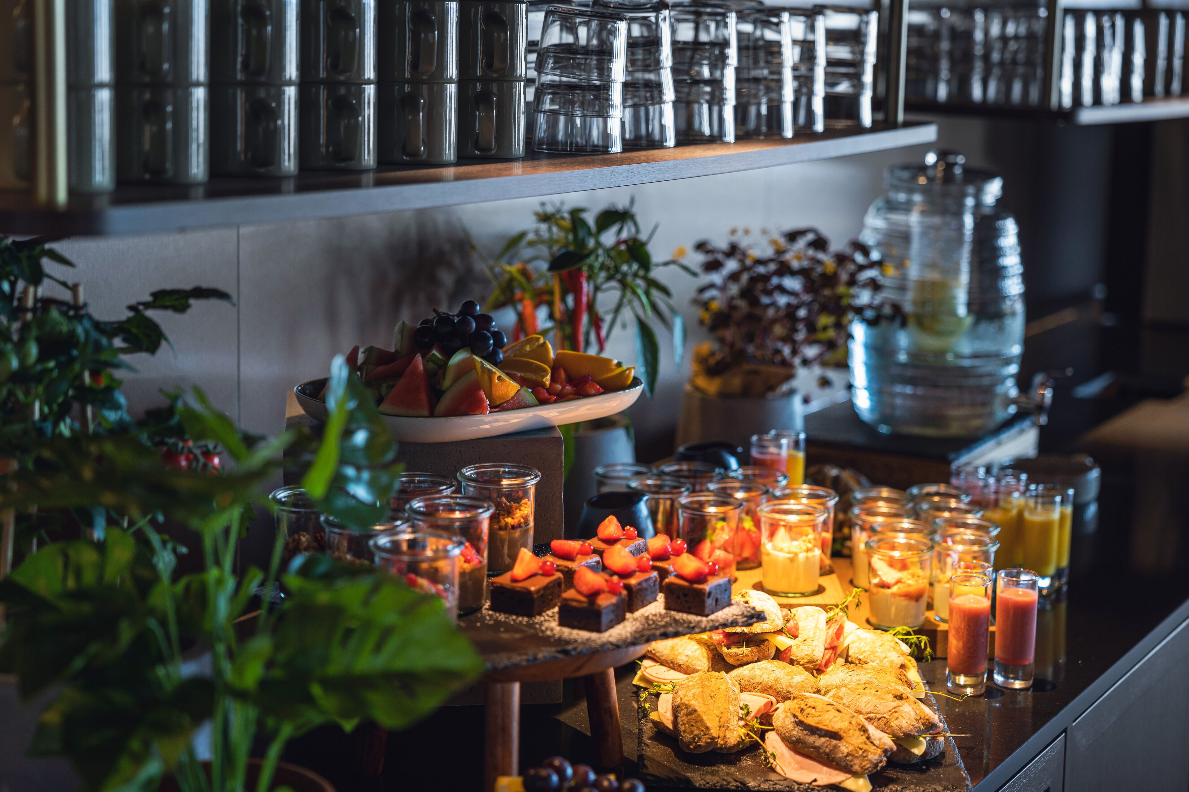 Um buffet com diversas opções de comida e bebidas.