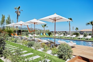 Piscina externa sazonal, funciona das 8h às meia-noite, guarda-sóis