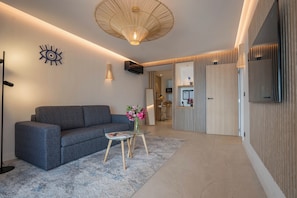 Vila superluxo, 2 quartos, vista para a praia, ao lado da praia | Área de estar | Smart TV