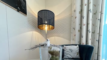 Quarto casal romântico (Suite Belvedere) | Área de estar | TV de tela plana 32 polegadas com canais via satélite, TV
