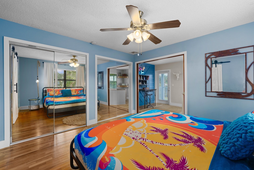 1- King Bed/ 1- Sofa Bed/ 1.5bath Block From Beach - Cocoa Beach, FL