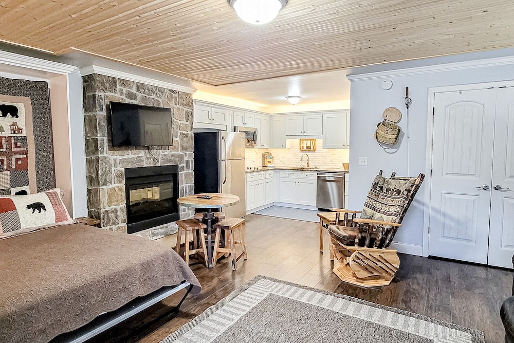Stylish Riverfront Gem W/ Free Attraction Tickets & Pool, Near Town/hiking - Townsend, TN