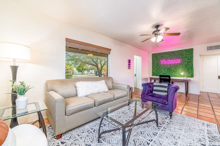 Clean Modern Centrally Located Home - 1.4 Miles To Uofa /3.5 Miles To Downtown - Tucson, AZ