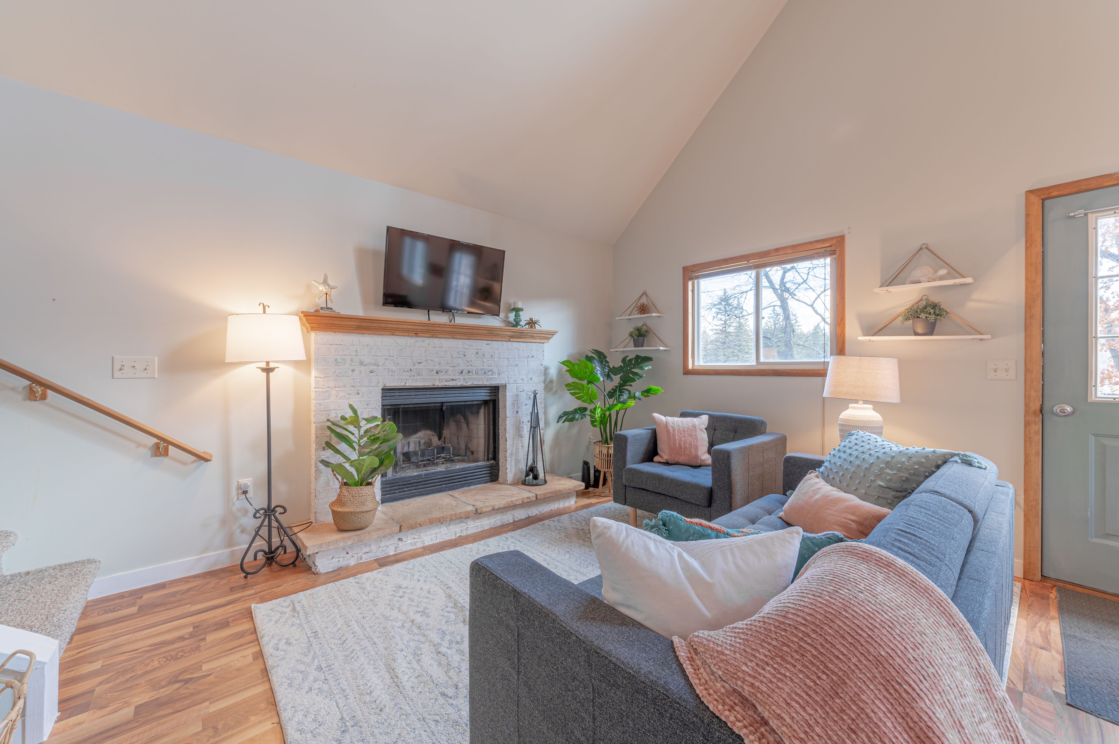 Modern Chalet With Fireplace - Close To Higgins Lake! - Higgins Lake, MI