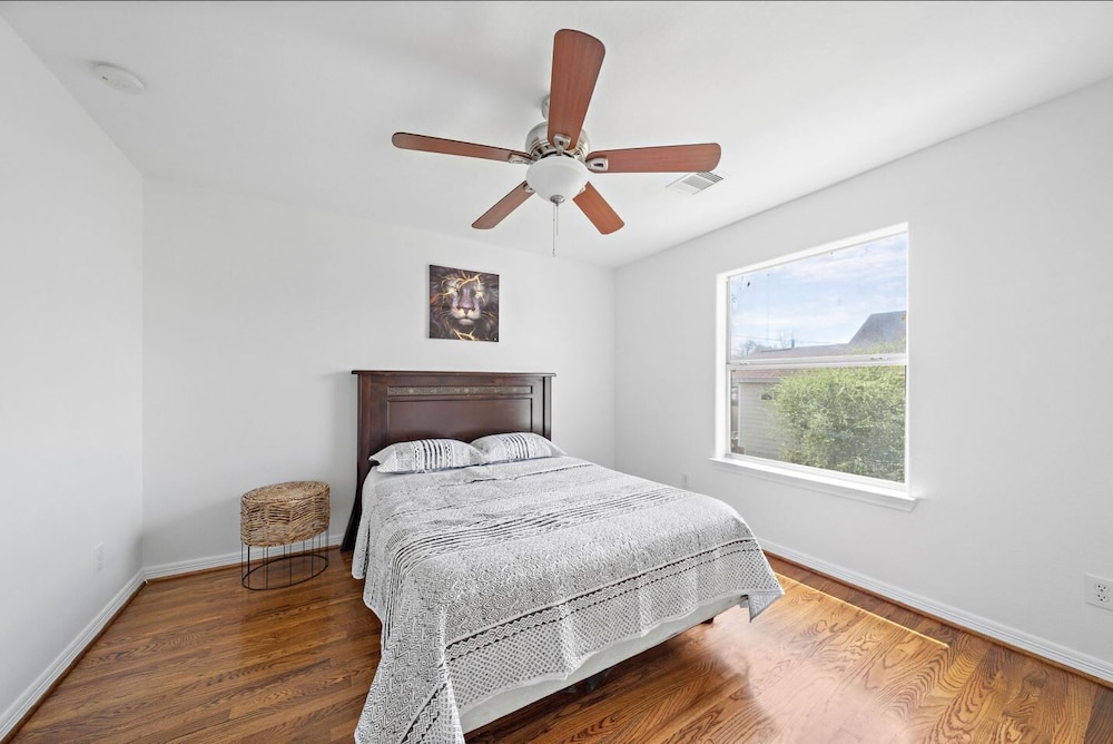 Nice Villa In Downtown /Heights/northside/ 7 Bed, 4 Bedroom, 2.5 Bath - Houston, TX