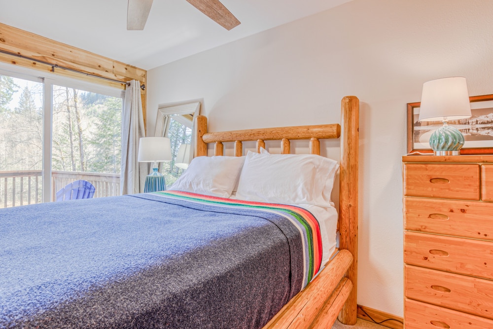 Fantastic River Cabin Near Mount Hood With Private Hot Tub, Firepit & Wood Stove - Oregon