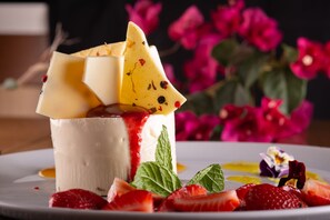Sobremesa com frutas e hortelã em um prato.