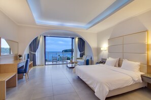 Junior Suite with Balcony and Sea View | Cofre no quarto, com decoração personalizada