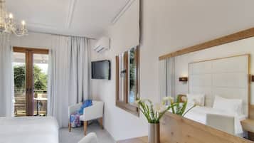 Comfort Double Room with Balcony and Partial Sea View | 2 quartos, edredons de pluma, cofres nos quartos