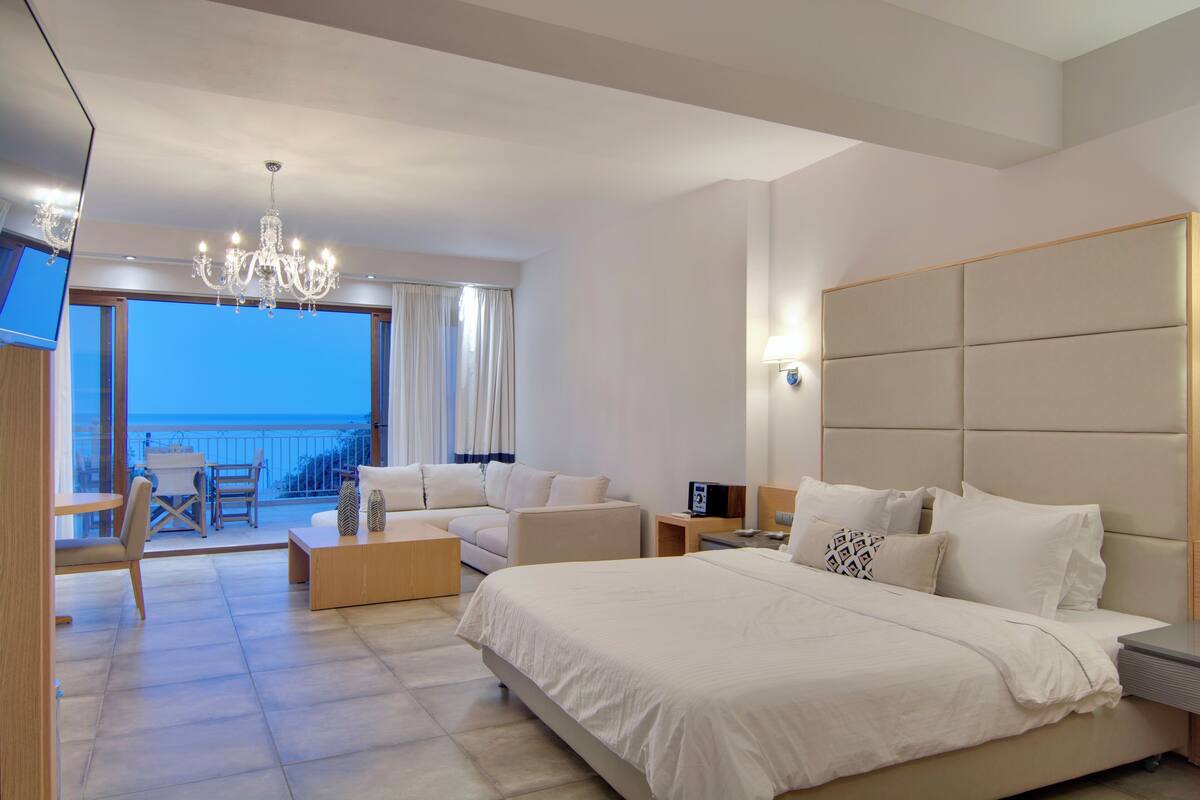 Grand Suite with Balcony and Sea View | Cofre no quarto, quartos insonorizados, ferro/tábua de engomar
