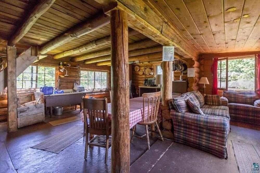 Glacial Esker Bunkhouse - Spacious Lakeside Rustic Lodge - Minnesota