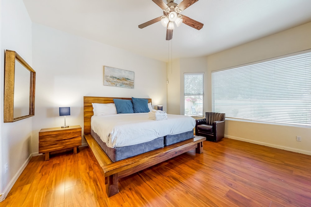 Lakefront Home With Private Pool, Kayak, Cornhole, & Pool Table - Avondale, AZ