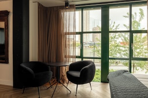 Quarto Duplo Deluxe | Roupa hipoalergénica, minibar grátis, cofre no quarto 