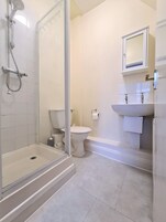 Quarto Duplo Superior | Casa de banho | Um polibã, um secador de cabelo, toalhas fornecidas, sabão