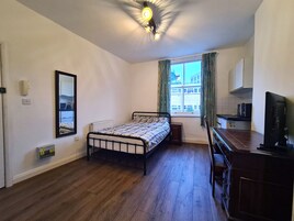 Quarto Duplo Superior | Ferro/tábua de engomar, Wi-fi grátis, roupa de cama fornecida 