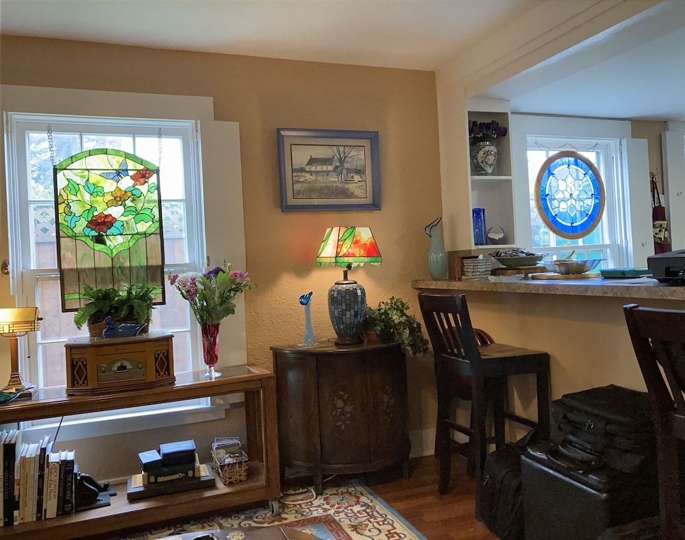 Crossroads Country Cottage - Portland, OR