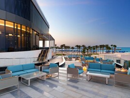 10 bares/lounges, 2 bares na praia 
