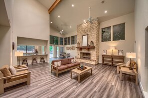 Apartamento em Condomínio Fechado, 2 quartos | Sala de estar | Smart TV 