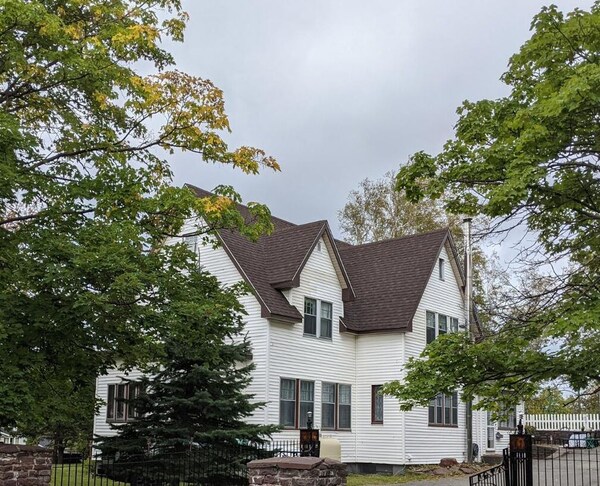 Hill Road Manor Bed & Breakfast - Grand Falls-Windsor