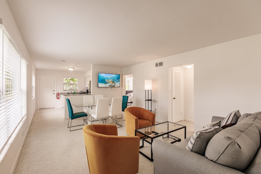 2 Bedroom 2 Bath Beach 1 Min Walk 8 People Keyless Flexible Check In - Sunny Isles Beach, FL