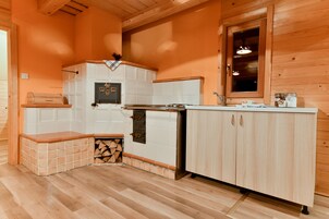 Chalé de Luxo | Cozinha privada | Um frigorífico/congelador grande, uma placa de cozinha 