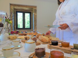 Café da manhã com buffet grátis todos os dias