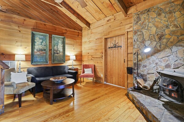 Unique Mountain Cabin, Perfect Location In Blue Ridge! Dog Friendly, Large Deck! - Blue Ridge, GA