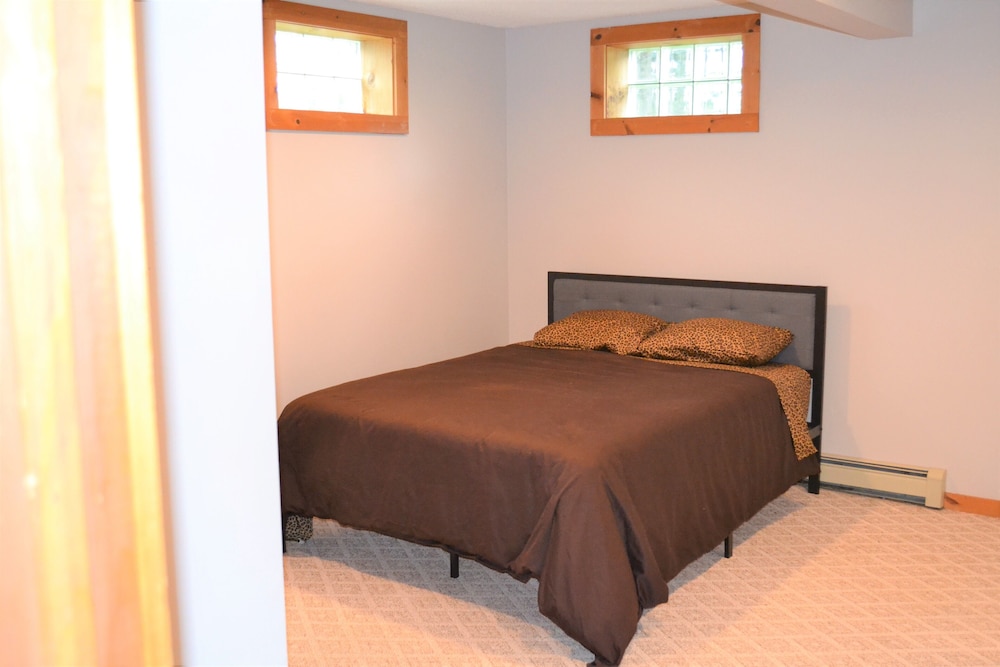 Picturesque Maine Cabin With Lake Access On 33 Acres - Maine