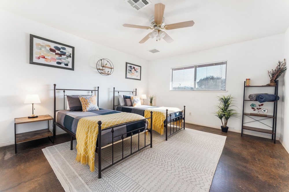 Desert Ruby: Stargaze, Spacious, Hot Tub, Fire Pit, Fenced, Pet Friendly - Yucca Valley, CA