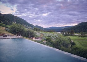 Piscina externa sazonal, funciona das 8h às 21h, guarda-sóis