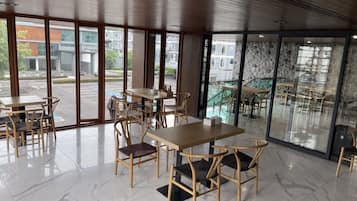 Pequeno-almoço takeaway diário (150 THB por pessoa)