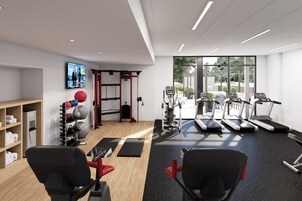Uma academia moderna com esteiras, bolas de exercício e máquinas de peso.
