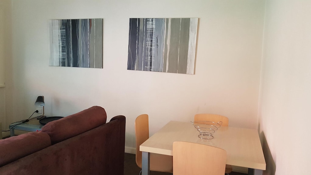 Cosy And Central Stanley St Unit - Central One Bedroom Apartment With A Queen Bed And Kitchen Facilities Plus Unlimited High Speed Wifi. - Albury