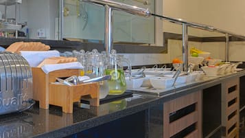 Pequeno-almoço tipo buffet diário (50 AED por pessoa)