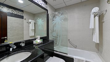 Um secador de cabelo, roupões, chinelos, um bidé