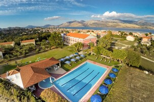 Piscina externa sazonal, guarda-sóis, espreguiçadeiras