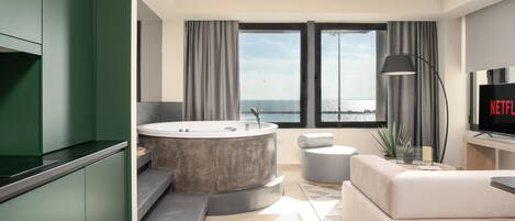 Suíte estúdio superior, banheira de hidromassagem, vista para o mar | Banheira de hidromassagem
