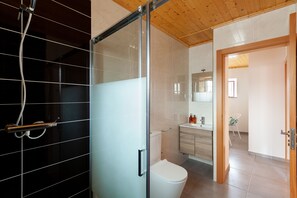 Casa Superior, 2 quartos | Casa de banho | Um secador de cabelo, toalhas fornecidas