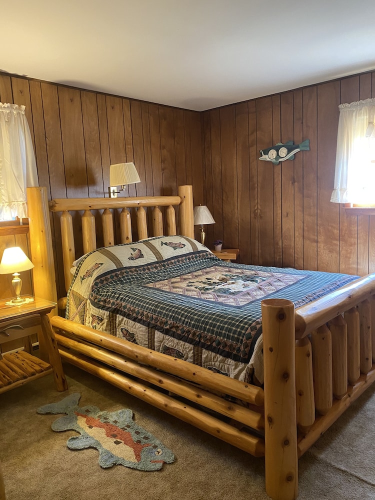 Riverview Hideaway New! Manistee River Frontage 2 Bedrom Cabin - Michigan