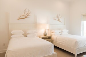 Quarto superluxo, vista para o jardim | Lençóis italianos Frette, roupas de cama premium