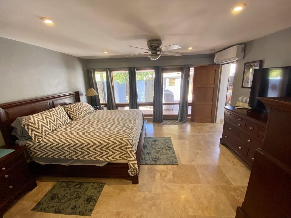Next To Margarittaville Beautiful Remodeled Villa - Saint Thomas