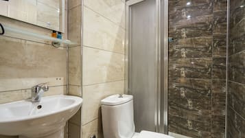 Quarto Quádruplo Comfort | Casa de banho | Um polibã, um chuveiro fixo, artigos de higiene pessoal grátis