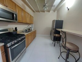 Quarto casal ou duplo conforto, várias camas, para não fumantes | Espaço de cozinha compartilhada