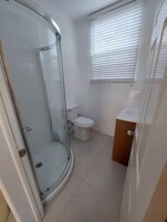 Quarto casal ou duplo conforto, várias camas, para não fumantes | Banheiro | Chuveiro, produtos de toalete grátis, toalhas de banho